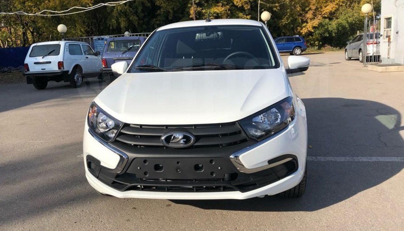 На росії зібрали першу спрощену версію Lada Granta: який у неї вигляд ...