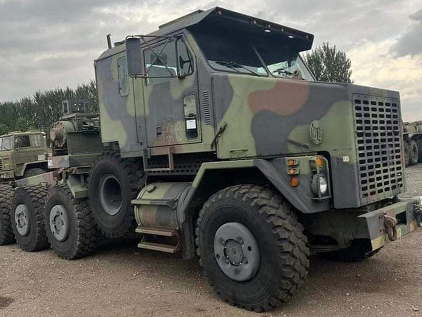Для ЗСУ хочуть закупити американські танковози Oshkosh M1070 - Autostrike