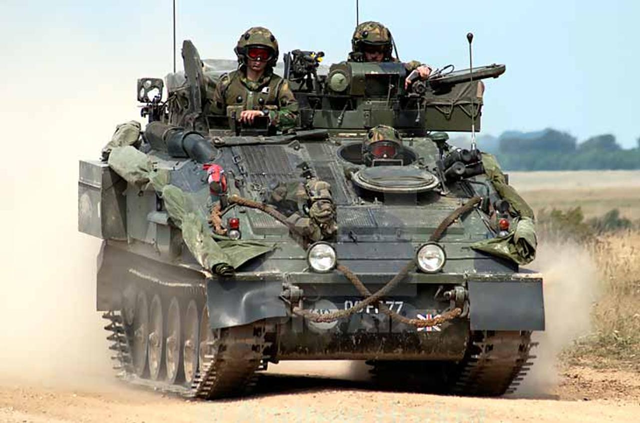 Британський бронетранспортер FV103 Spartan витримує бронебійні кулі та ...
